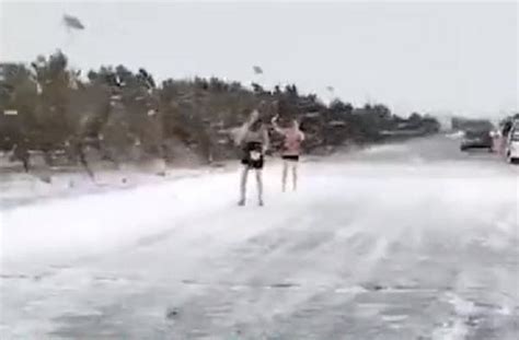 一秒入冬山西运城现八月飞雪景观