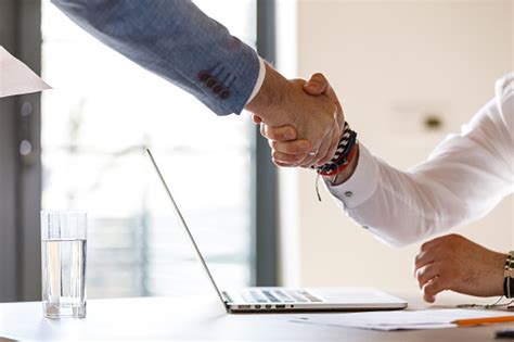 성공적인 면접 회의 시작 또는 후에 면접관과 악수하는 사업가 2명에 대한 스톡 사진 및 기타 이미지 2명 30 34세