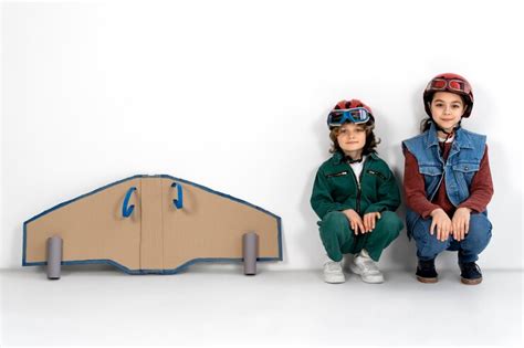 비행 고글을 가지고 노는 귀여운 아이들 무료 사진