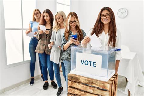 Grupo De Joven Votante Mujer Sonriendo Feliz Poniendo Voto En La Urna