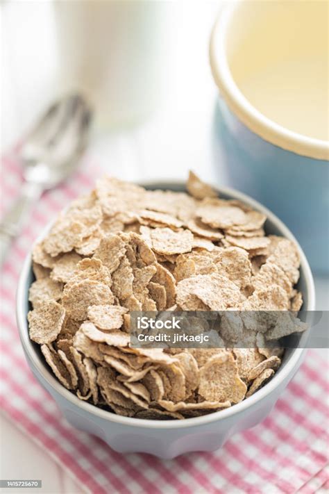 통곡물 시리얼 플레이크 부엌 테이블에 그릇에 통곡물 아침 시리얼 0명에 대한 스톡 사진 및 기타 이미지 0명 갈색 건강한 생활방식 Istock