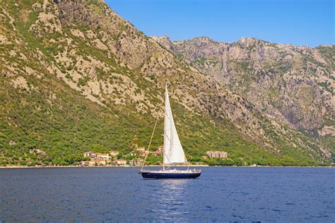 아름 다운 햇볕이 잘 드는 지중해 풍경 물 위에 하얀 돛을 단 돛단배 휴가 및 레크리에이션 개념 몬테네그로 아드리아 해 코 토르 만 0명에 대한 스톡 사진 및 기타 이미지