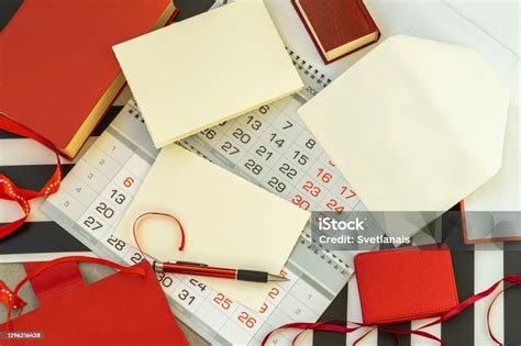 캘린더 플래너 페이지 봉투 편지 인사말 카드 노트북 및 펜 메모장에 대한 스톡 사진 및 기타 이미지 메모장 달력 선물 Istock