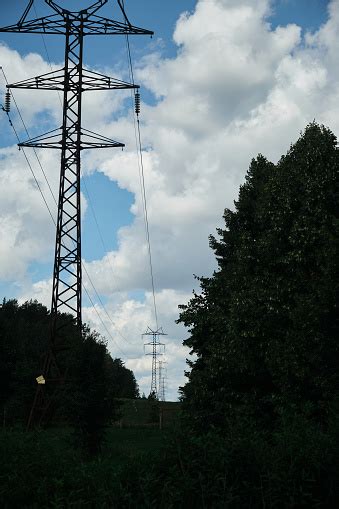 고전압 전력선 전기 철탑 푸른 하늘을 배경으로 한 전력선 돛대 전선 및 유리 절연체 에너지 개념 0명에 대한 스톡 사진 및 기타 이미지 Istock