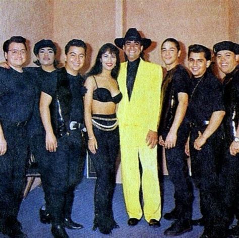 Selena Y Los Dinos With A Friend Selena Quintanilla Outfits Selena