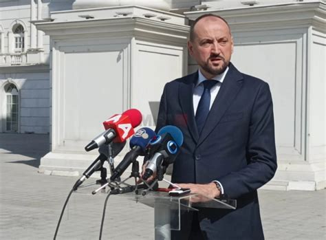 Само жените знаат што значи заплашување етикетирање и поттргнување на страна вели Битиќи