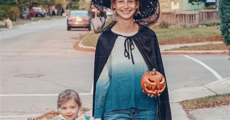 과자 안 주면 장난칠 거예요 아기 유아 소녀와 함께 할로윈 휴일에 속임수를 쓰거나 치료하러 가는 어머니 파티 의상을 입은 아이 아이와 함께 바구니가 있는 엄마는 사탕