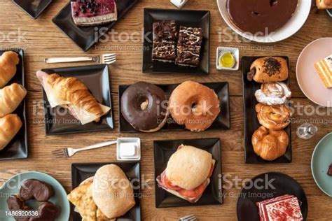 아침 식사와 스낵을 위한 샌드위치 도넛 패스트리 케이크 및 과자의 평면도 이미지 갈색에 대한 스톡 사진 및 기타 이미지 갈색 건강한 생활방식 과일 Istock