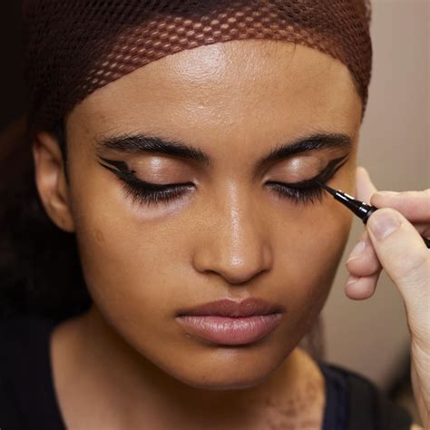 Trucco Occhi Eyeliner Foto Dalle Passerelle Per Lautunno 2022 Amica