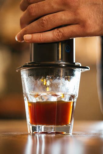 카페에서 맛있는 커피를 마실 수 있는 에어로프레스 양조 장비를 누르는 전문 바리스타 클로즈업 30 34세에 대한 스톡 사진 및