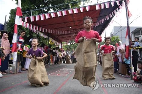 독립기념일 맞아 자루 경주 벌이는 인니 아이들 네이트 뉴스