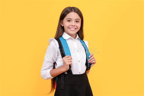 Jovencita Alegre Con Uniforme Escolar Llevando Mochila Escolar Imagen De Archivo Imagen De