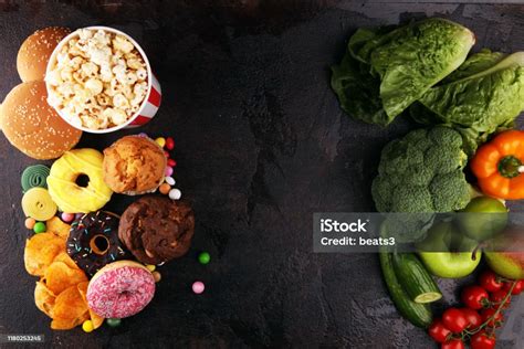 건강에 좋은 음식이나 건강에 해로운 음식 건강하고 건강에 해로운 음식의 개념 사진 과일과 채소 대 도넛과 패스트 푸드 독일에 대한 스톡 사진 및 기타 이미지 Istock
