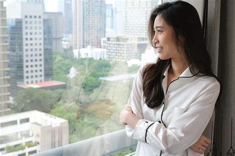 침실의 창문 근처에 서있는 아침에 일출을 바라보는 매력적인 여성 아침에 차 나 커피 한 잔을 들고 아름 다운 여성 30 34세에 대한 스톡 사진 및 기타 이미지 Istock