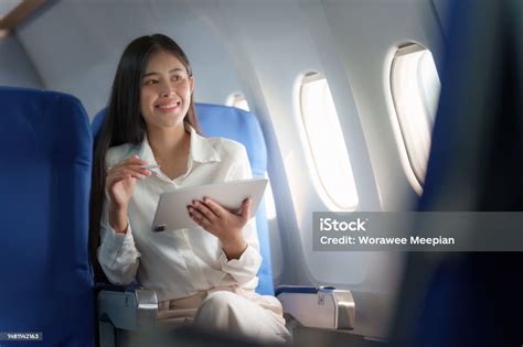 비행기에서 디지털 태블릿을 가지고 일하는 아름다운 아시아 사업가 일 여행 비즈니스 개념 1인칭 시점에 대한 스톡 사진 및 기타 이미지 Istock