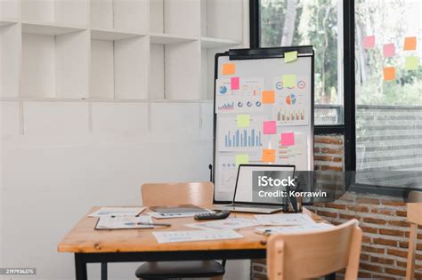 나무 테이블 차트 스티커 메모가 있는 현대적인 사무실 작업 공간입니다 환경은 밝고 체계적이며 생산성과 협업에 이상적입니다 0명에 대한 스톡 사진 및 기타 이미지 Istock