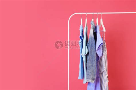 在彩色背景上挂衣服的架子高清图片下载 正版图片503849813 摄图网