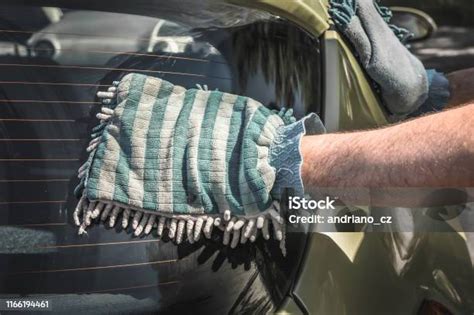 남자는 자신의 차를 세척 자동차 세척 및 자동차 청소 개념 건조한에 대한 스톡 사진 및 기타 이미지 건조한 걸레 교통수단 Istock