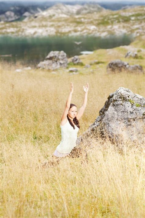 Mulher Que Faz A Ioga Na Natureza Foto De Stock Imagem De Mantra Silencioso 46045790