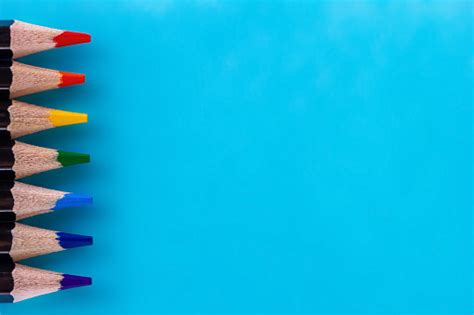 창조적 인 최소 배너 파란색 배경에 줄로 배열 된 검은 색 나무 색 연필 세트 공간을 복사합니다 문구 대 배경 개체 그룹에 대한 스톡 사진 및 기타 이미지 Istock