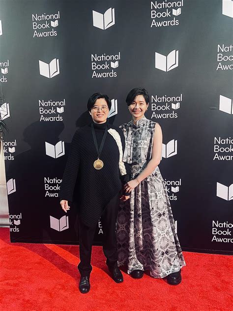 「為什麼國家要讓國際級得獎作家擔憂創作未來？」 大家好，我是楊双子（若慈）的太太——賴庭荷，太陽花運動剛出來時，20歲的我在臉書罵說怎麼亂這麼久，原本是政治冷感的人。 許多年後27歲的我與若慈