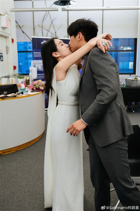 賭王千金何超盈瘦身成功穿低胸婚紗晒迷人鎖骨 結婚5周年與哈佛學霸老公深情擁吻 星島日報