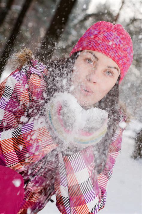 Mujer Joven Hermosa Al Aire Libre Foto De Archivo Imagen De Libre Aire