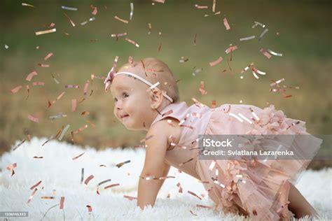 밝은 색종이에 재미있는 어린 소녀 아이는 1 년을 축하합니다 아름다운 아기 아기에 대한 스톡 사진 및 기타 이미지 아기 드레스 여자 아기 Istock