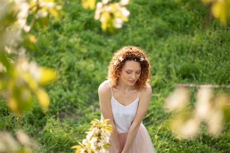 어린 매력적인 소녀는 꽃 자연을 즐기는 봄 녹색 공원에서 산책 봄 잔디밭에서 회전하는 건강한 미소 소녀 알레르기 없는 감정에 대한 스톡 사진 및 기타 이미지 Istock