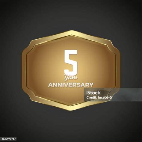 5주년 기념 행사를 위한 럭셔리 배너 어두운 그라데이션 배경에 있는 철제 웹 버튼을 위한 골든 레트로 빈티지 프레임 벡터 일러스트레이션 고급에 대한 스톡 벡터 아트 및 기타