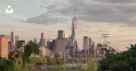 고층 건물이 있는 도시의 모습 사진 Unsplash의 무료 리틀 아일랜드 이미지