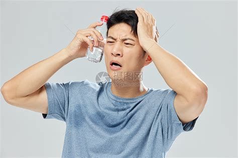 男子解暑降温高清图片下载 正版图片507713945 摄图网