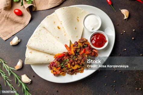 짙은 갈색 테이블에 소스 상단 보기와 흰색 접시에 쇠고기와 파지타스 소고기에 대한 스톡 사진 및 기타 이미지 소고기 스킬렛 팬 파히타 Istock