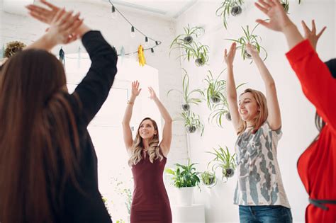 사무실에서 운동을 하 고 있는 팀 여성 직장에서 여성을 운동 직원과 관리자를 위한 피트 니스 및 체조의 장점 기업 비즈니스에 대한 스톡 사진 및 기타 이미지 Istock