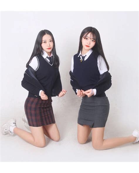 이미지 사람 2명 사람들이 서 있음 신발 여자 교복 패션 교복 패션