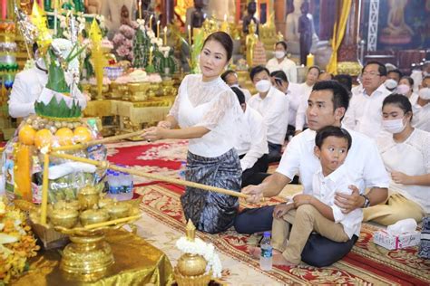 លោកស្រី ហ៊ុន ម៉ាណា និងលោក ឌី វិជ្ជា នាំយកទេយ្យវត្ថុអ្នកឧកញ៉ាព្រឹទ្ធមហាឧបាសិកាធម្មញ្ញាណវិវឌ្ឍនា