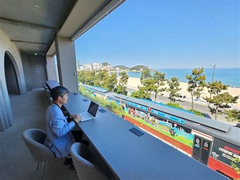 해운대선 근무시간에 ‘바다멍 일하면서 노는 맛”