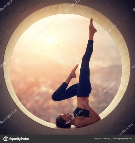 아름 다운 스포티 요기 여자 관행 요가 Salamba Sarvangasana Shoulderstand 포즈를 창에 맞게 — 스톡 사진 © Sandsun 168950160