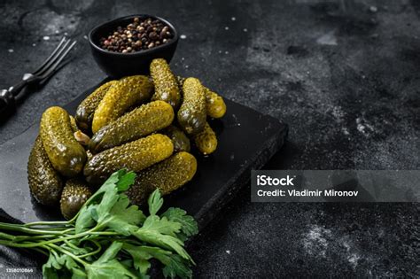 마늘과 향신료를 곁들인 거킨 절인 오이 검은 색 배경 맨 위 보기입니다 복사 공간 건강한 식생활에 대한 스톡 사진 및 기타 이미지 건강한 식생활 녹색 도마 요리 도구