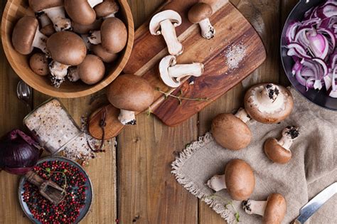 나무 배경 나무 도구에 붉은 양파와 향신료를 가진 짬뽕 버섯 소박한 스타일의 사진입니다 채소의 채식 점심 식사 텍스트에 대 한 장소 건강한 식생활에 대한 스톡 사진 및 기타