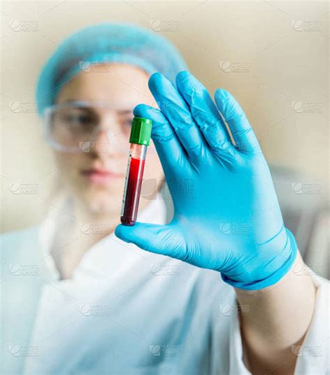 医务人员在实验室工作。血液试管