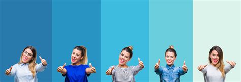 블루 줄무늬 고립 된 배경 승인에 아름 다운 젊은 여자의 콜라주 웃 고 행복 한 성공을 위한 엄지 손으로 긍정적인 제스처를 하 고 카메라 우승자 제스처에서 찾고 있습니다