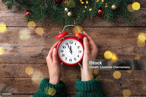 나무 배경 최고 보기 위에 크리스마스 장식 근처 알람 시계를 들고 여자 새해 카운트다운 12월에 대한 스톡 사진 및 기타 이미지 12월 12월 31일 겨울 Istock
