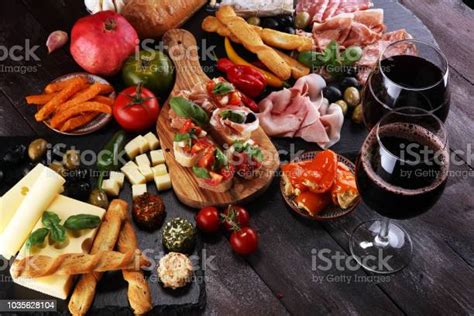 이탈리아 전채 와인 간식 세트입니다 다양 한 치즈 지중해 올리브 피 클 햄 디 파 르 마 토마토 양 인데 와인 안경에서 0명에 대한 스톡 사진 및 기타 이미지 Istock