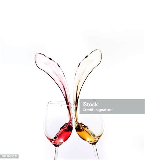 충돌 하는 와인의 두 잔에서 레드와 화이트 와인의 스플래시 엎지름에 대한 스톡 사진 및 기타 이미지 엎지름 유리잔 화이트 와인 Istock