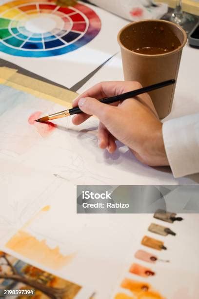 종이에 페인트 브러시로 견본을 그립니다 아트 스튜디오에서 그림을 그리기 전에 팔레트에 색상을 혼합하는 미술 과정 공예에 대한 스톡 사진 및 기타 이미지 Istock