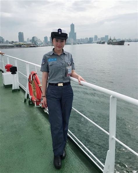 海軍之花超有料！脫制服換比基尼「雪乳彈出」網暴動了 娛樂星聞