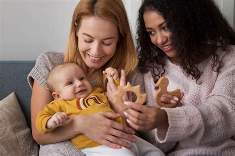 Familia De Dos Mamás Que Tienen Un Bebé Foto Gratis