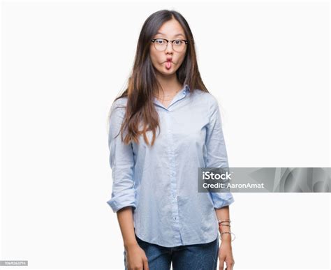 젊은 아시아 비즈니스 여자 입술 고 우 스 꽝 스러운 제스처와 함께 고립 된 배경 만드는 물고기 얼굴 착용 유리 재미 있는 식입니다 경영자에 대한 스톡 사진 및 기타 이미지