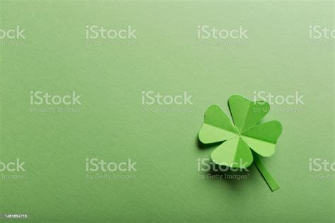 성 패트릭의 날 클로버가 있는 녹색 배경은 네 잎을 남깁니다 복사 공간을 복사합니다 종이 공예 St Patricks Day에 대한 스톡 사진 및 기타 이미지 Istock